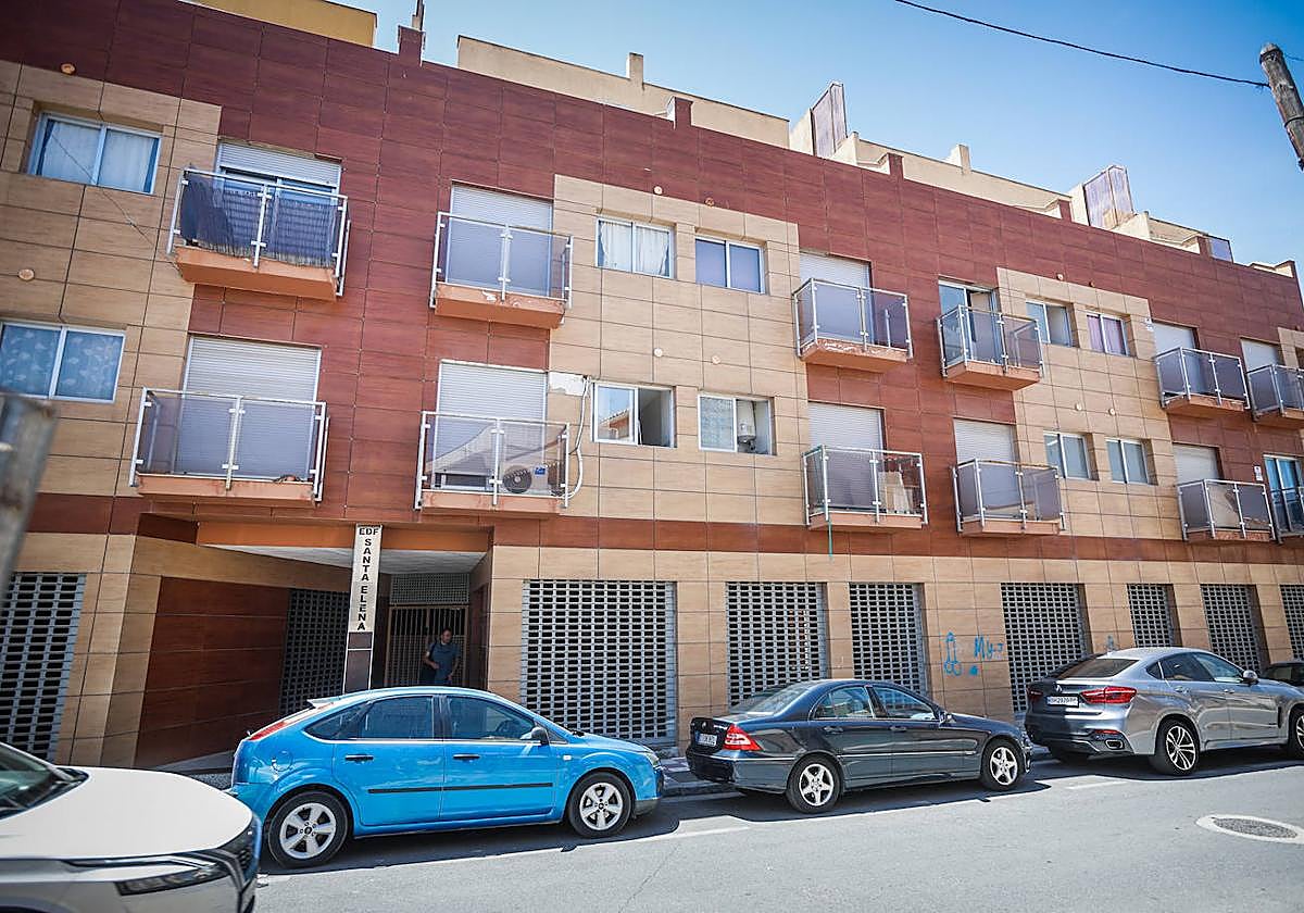 Dentro del edificio de lujo del centro de Albolote lleno de armas y droga | Ideal